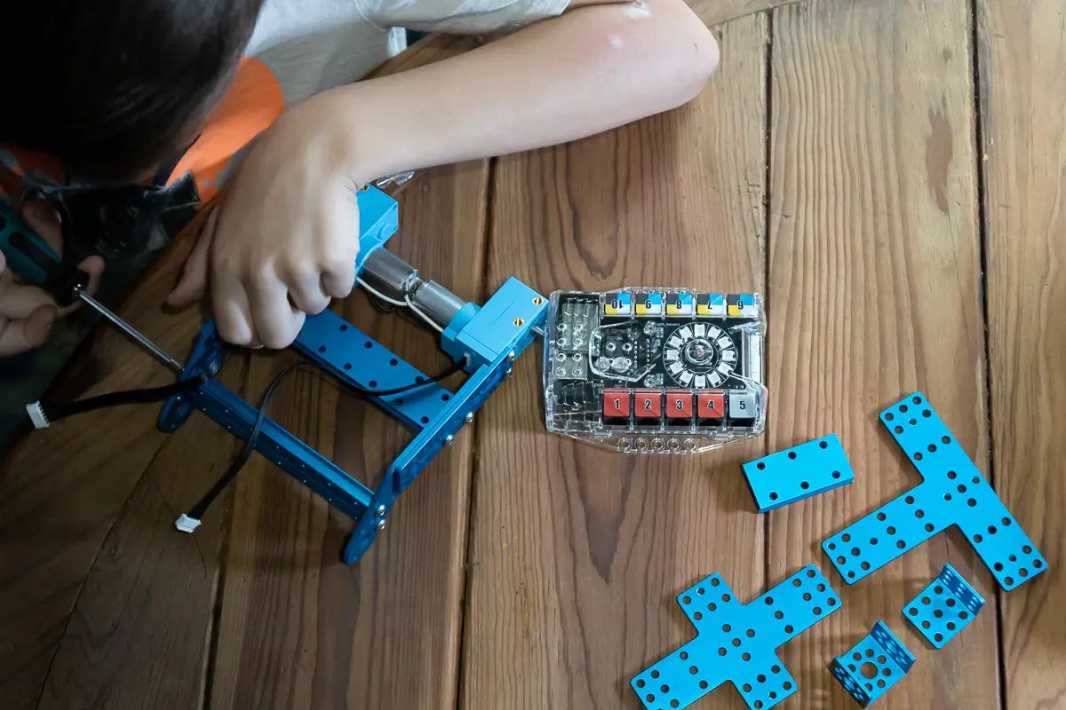 Best Robot Kits for Kids: Play, Build, & Learn with these Fun Robots ...